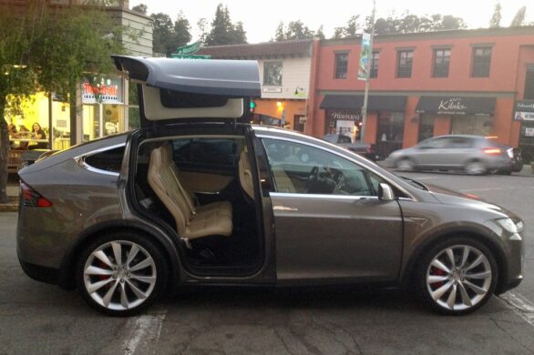 Can Tesla Model X doors open in tight spaces? - Rechargd